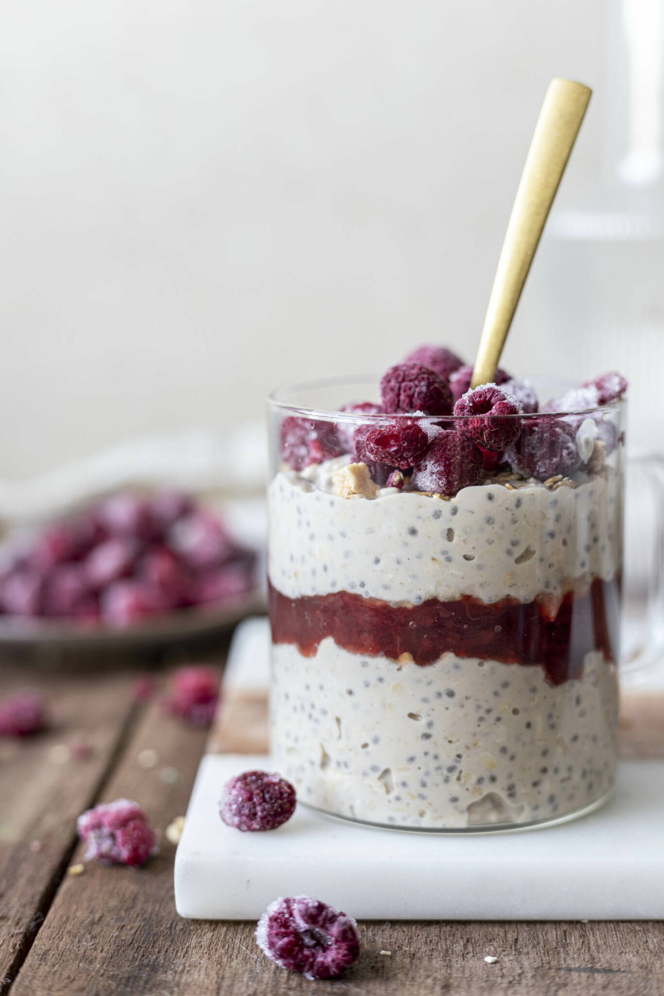 Kaldur hafragrautur með hnetusmjöri og sultu – vera